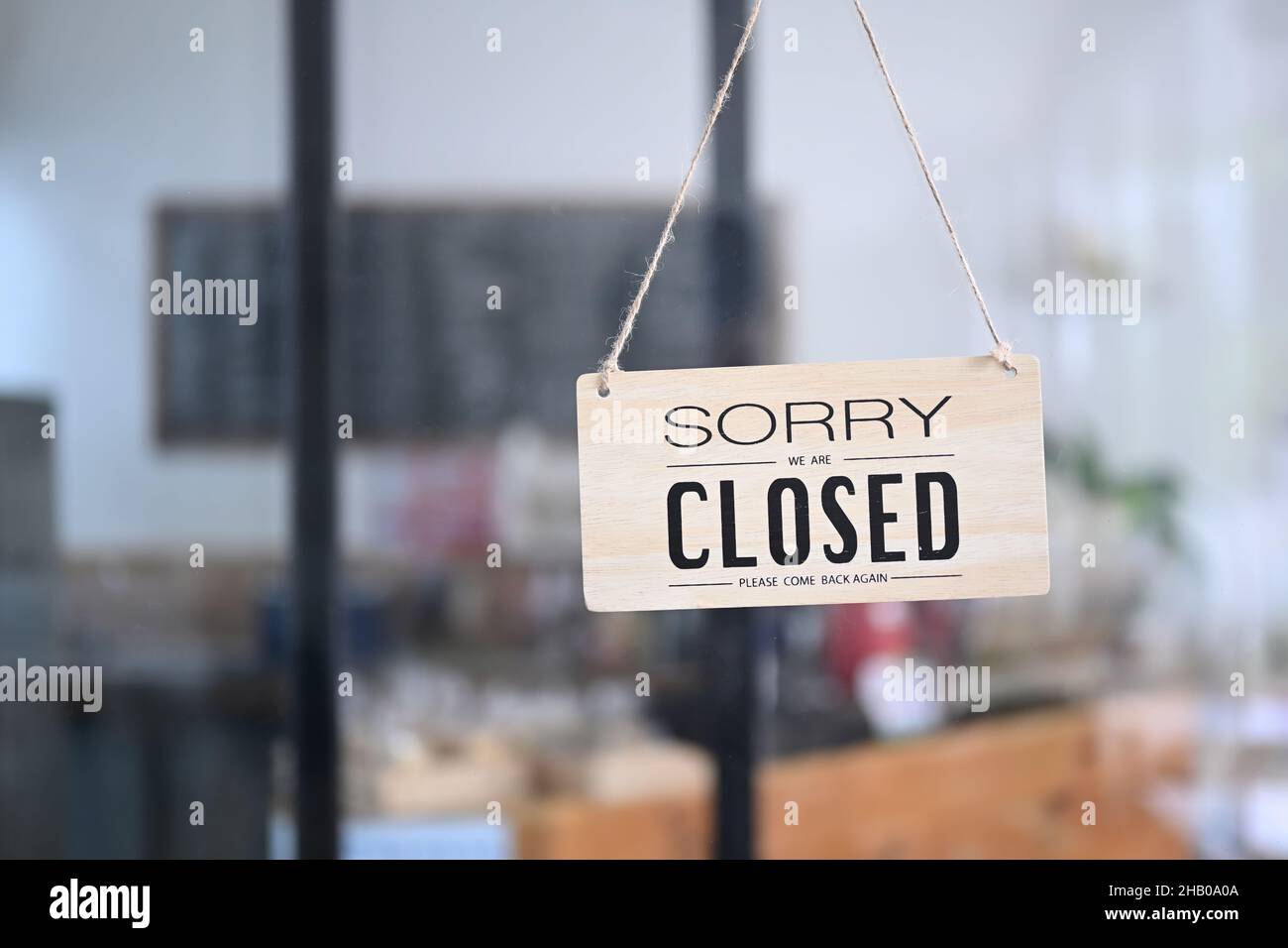 Closed sign board hanging on the glass of store window Stock Photo - Alamy