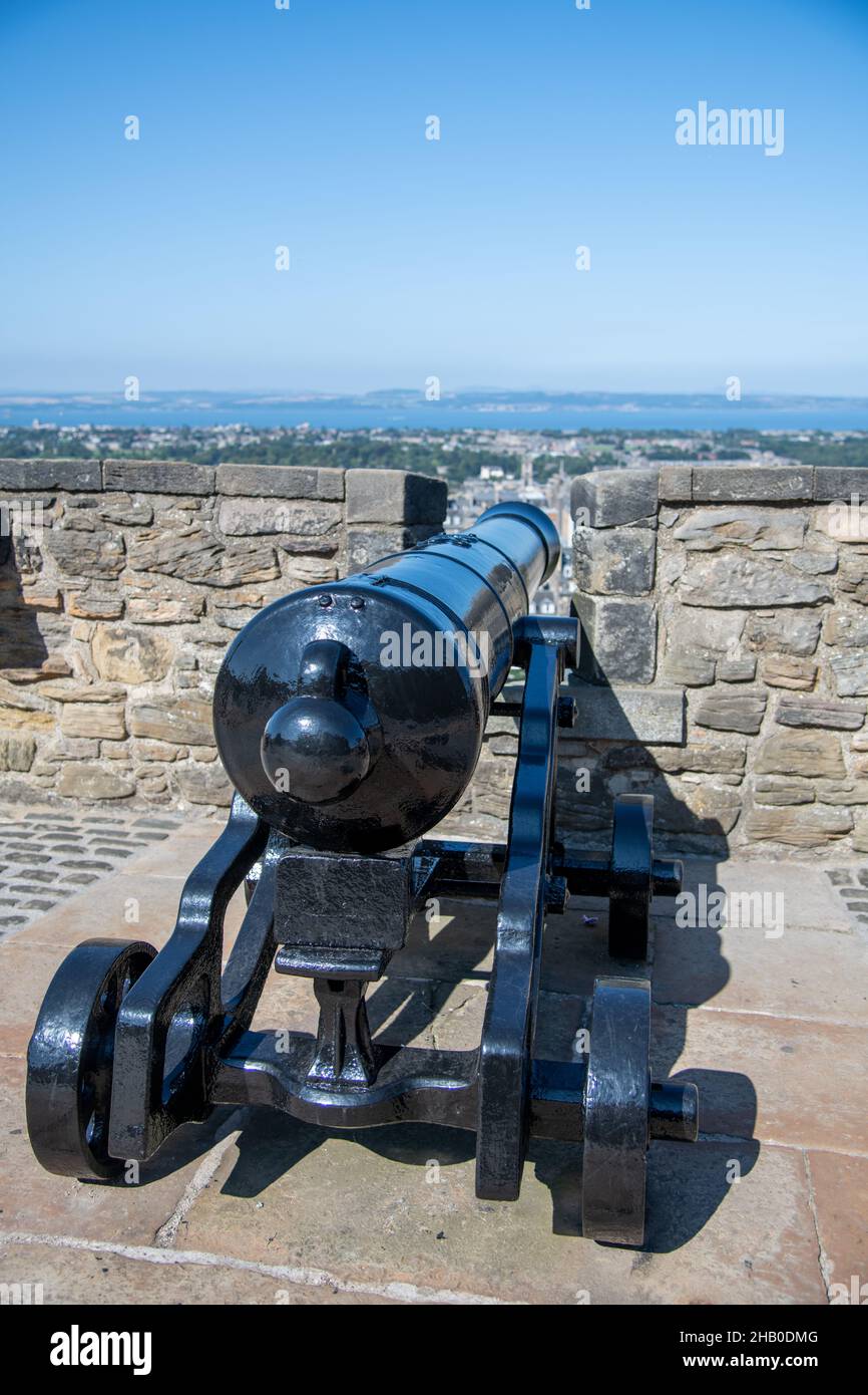 Cannon at edinburgh castle hi-res stock photography and images - Alamy