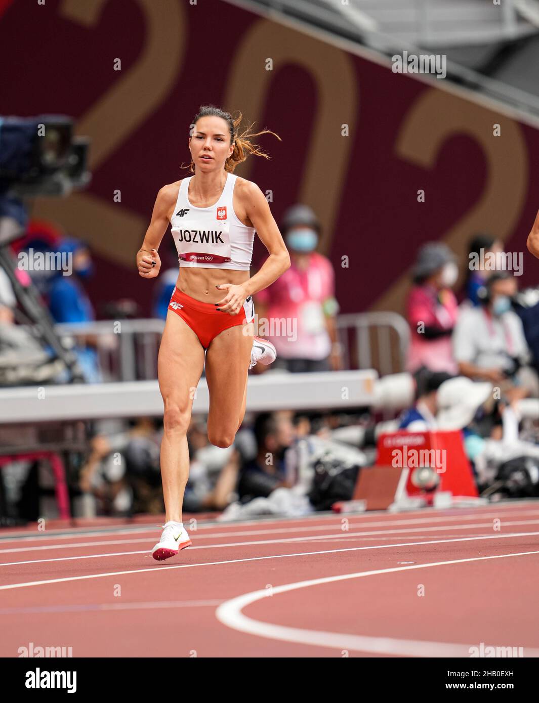 Joanna Jozwik competing in the 800 meters of the 2020 Tokyo Olympics ...