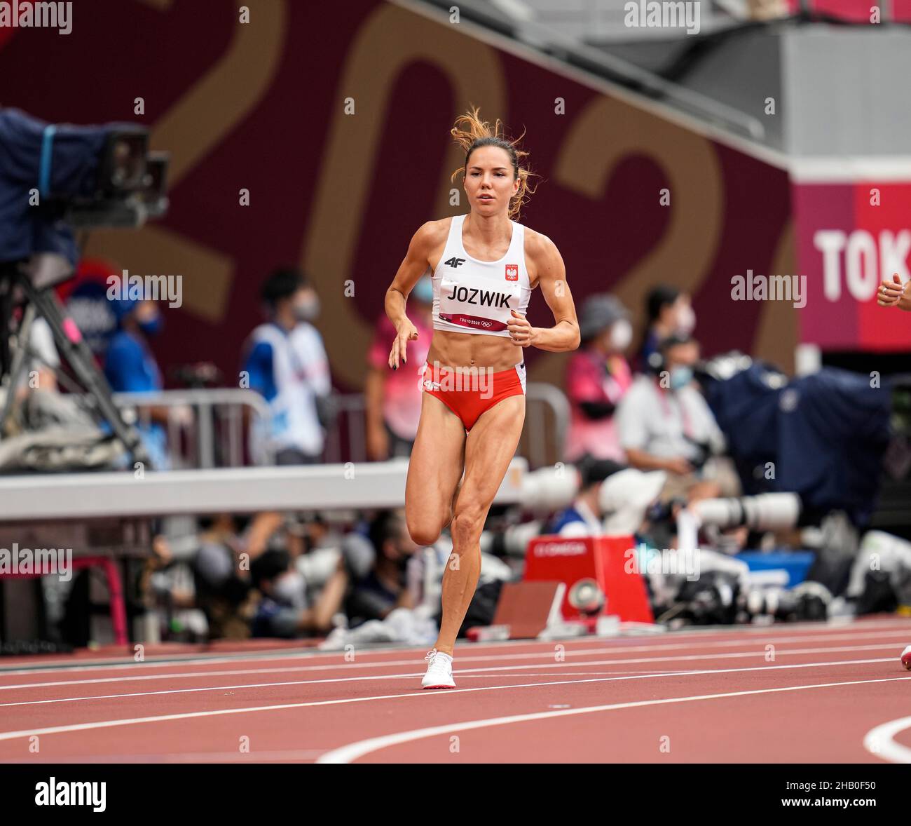 Joanna Jozwik competing in the 800 meters of the 2020 Tokyo Olympics ...