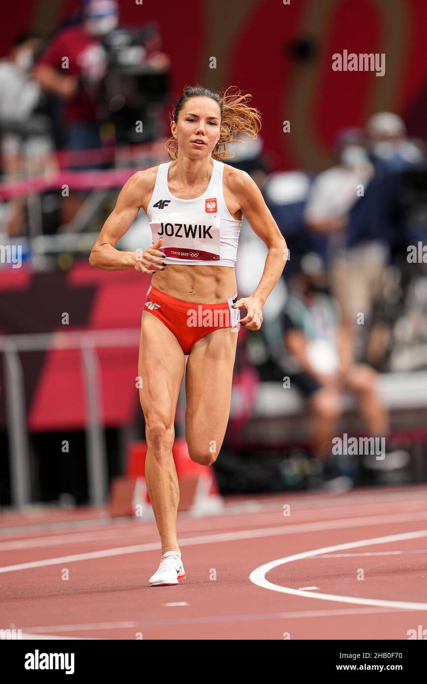 Joanna Jozwik competing in the 800 meters of the 2020 Tokyo Olympics ...