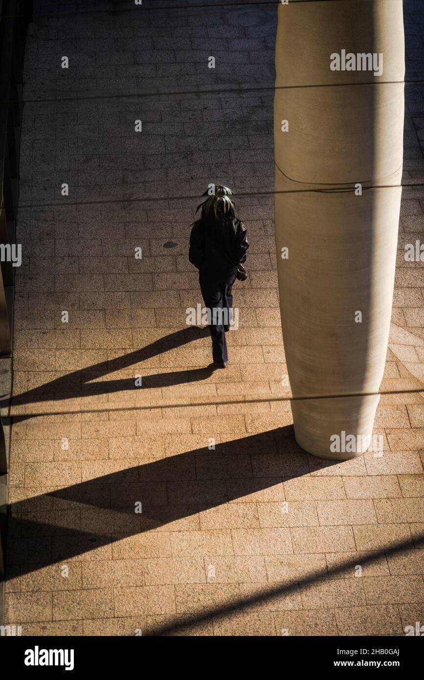 Woman sunshine walking urban uk hi-res stock photography and images - Alamy