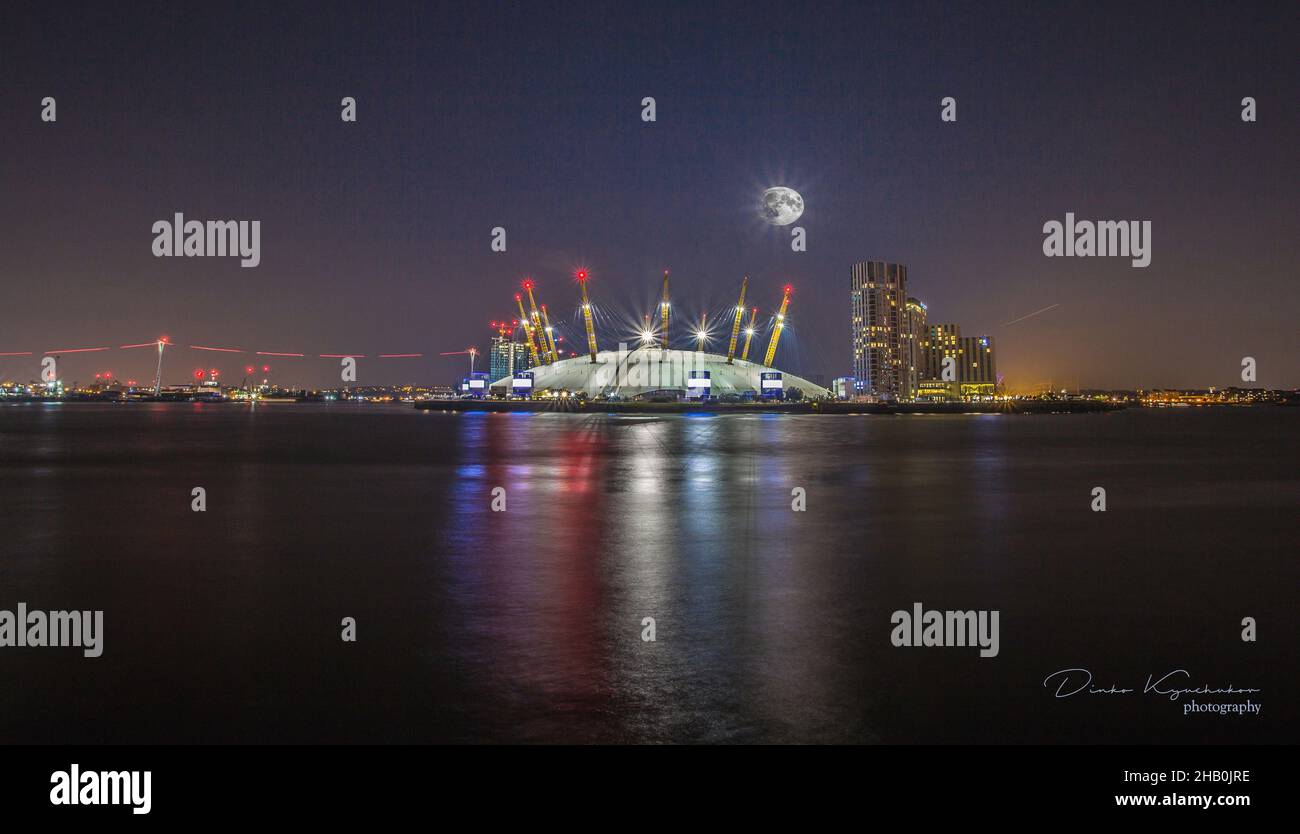London docklands skyscraper night hi-res stock photography and images ...