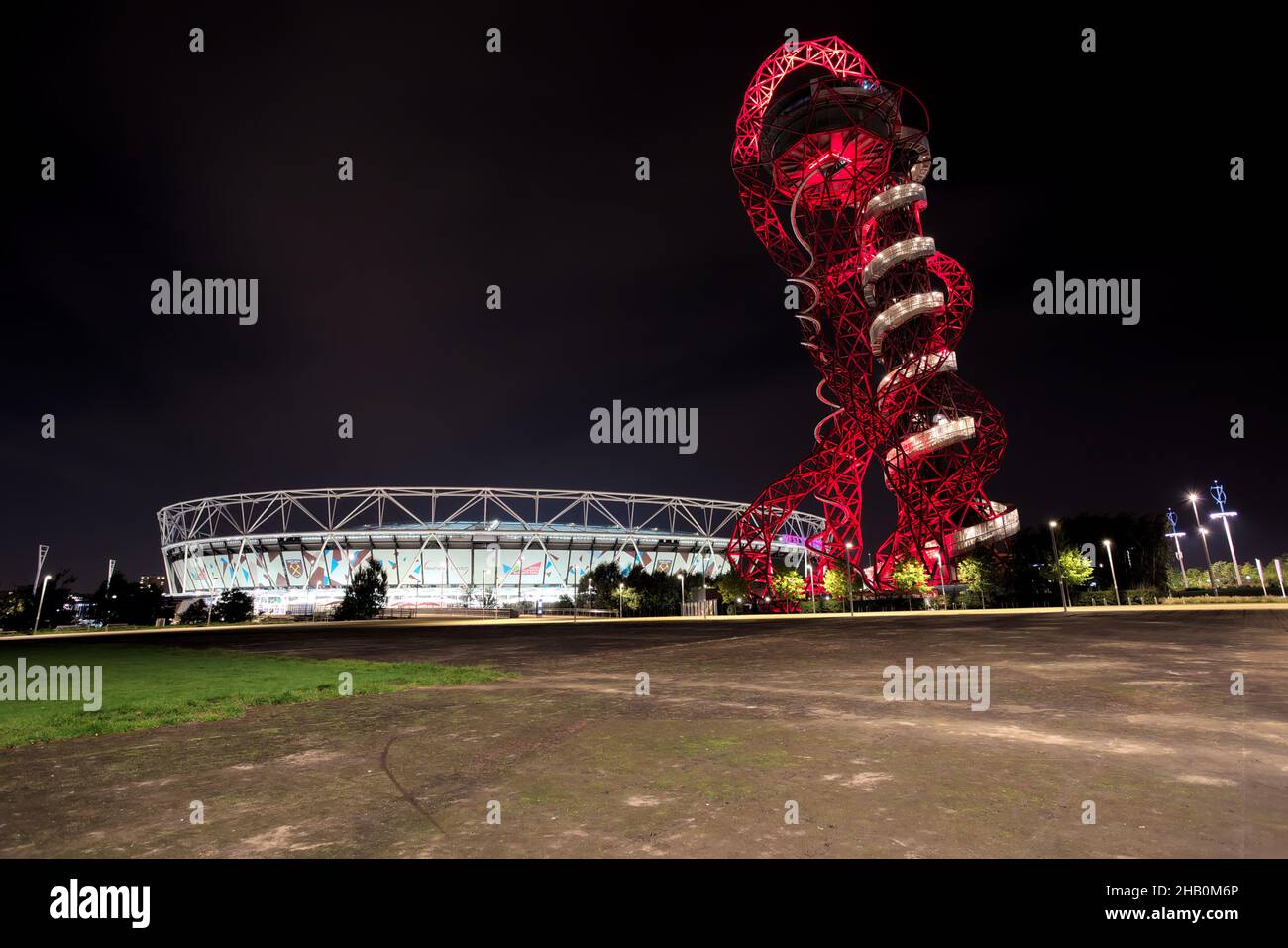 Night view of the illuminated Olympic stadium and ArcelorMittal Orbit ...