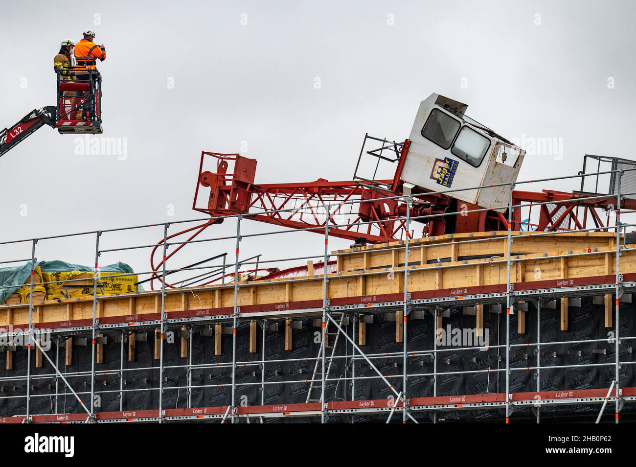 Neutraubling, Germany. 16th Dec, 2021. A large construction crane ...