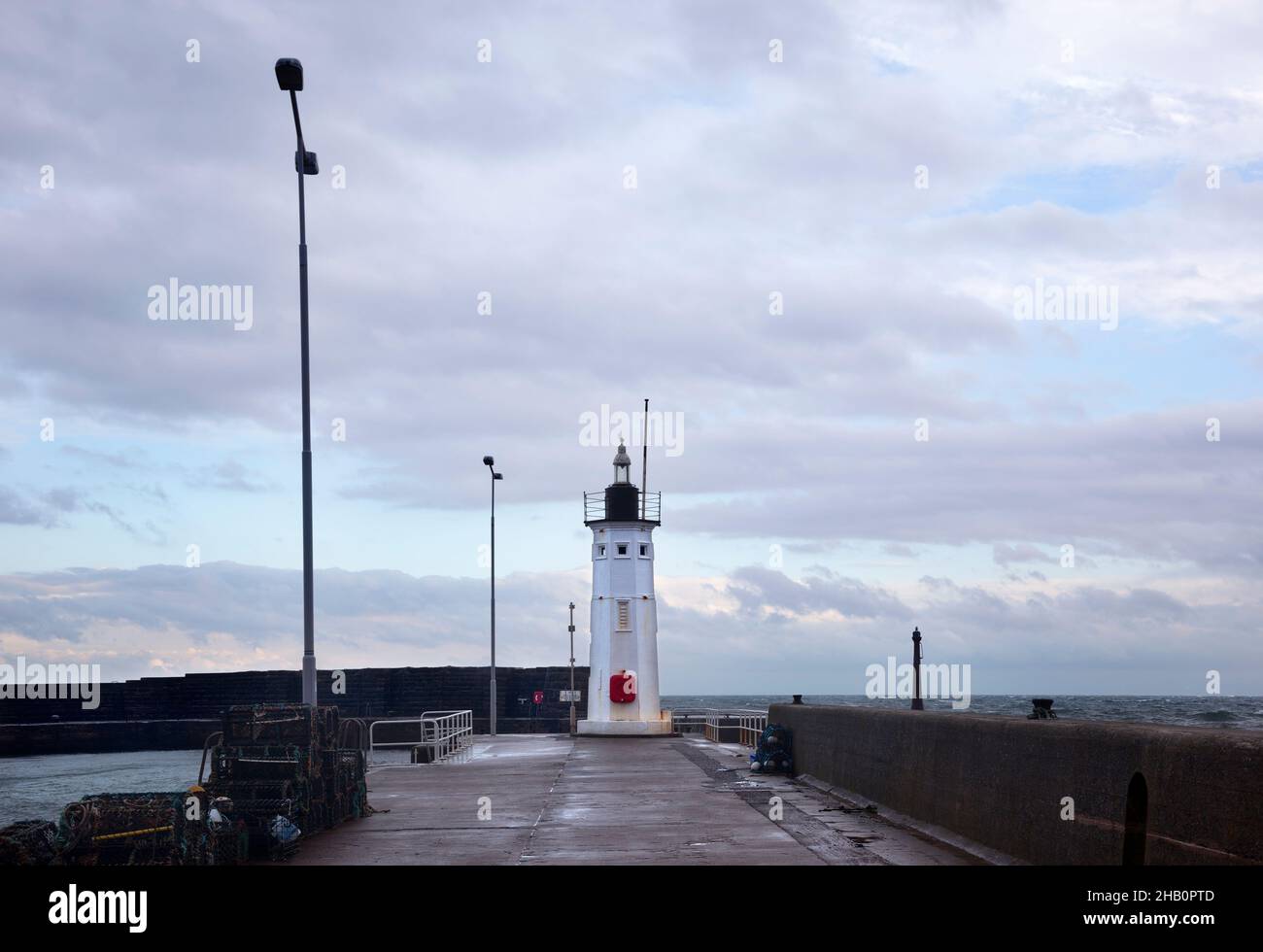 Anstruther pier lighthouse hi-res stock photography and images - Alamy