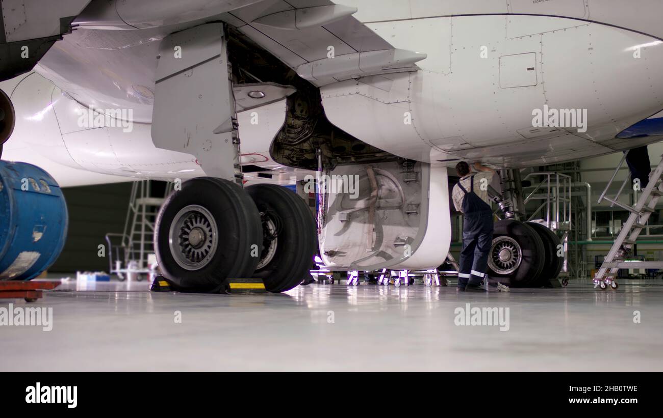 Landing plane 4k hi-res stock photography and images - Alamy