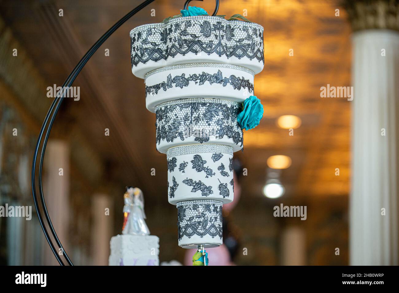 Amazing upside down cake hanging on display Stock Photo - Alamy Amazing upside down cake hanging on display Stock Photo - Alamy