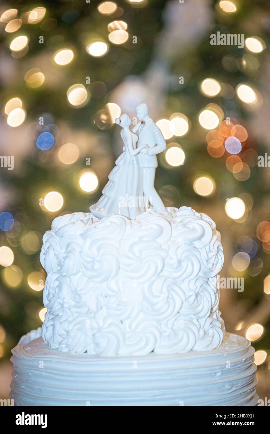 Gorgeous bride and groom wedding cake topper Stock Photo - Alamy
