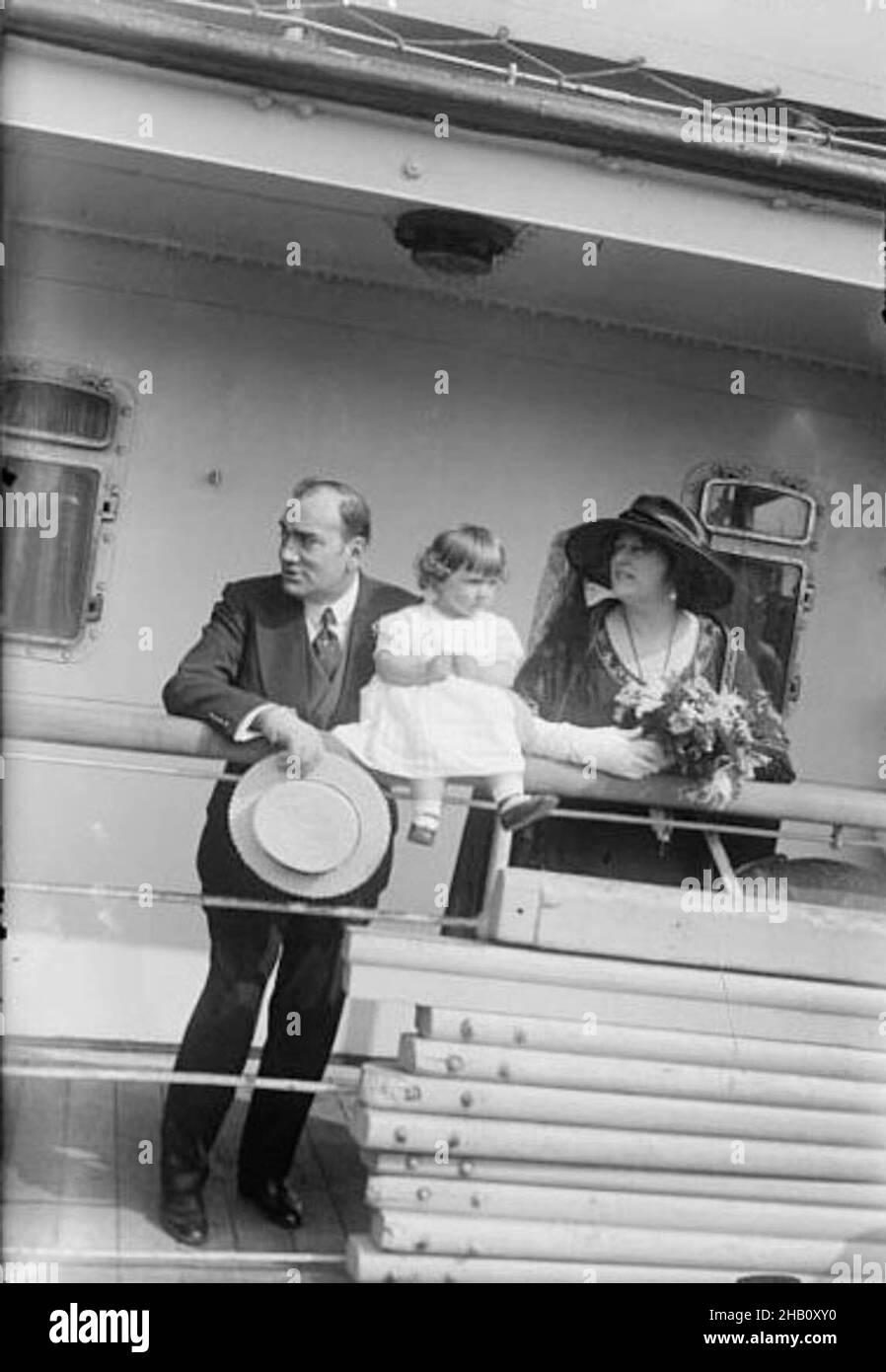 Caruso with his wife and daughter Stock Photo - Alamy