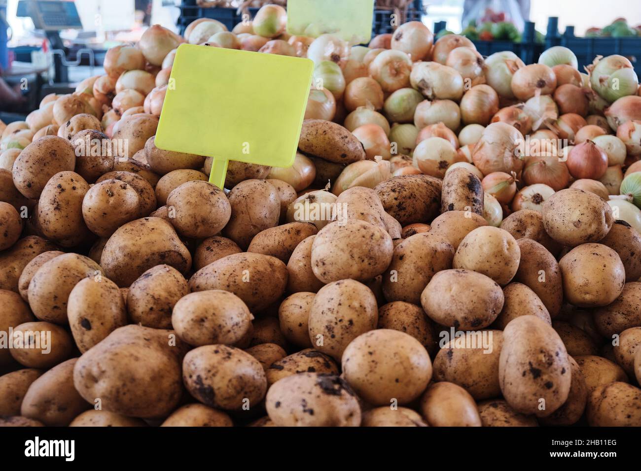 Potatoes on country market stall Stock Photo - Alamy