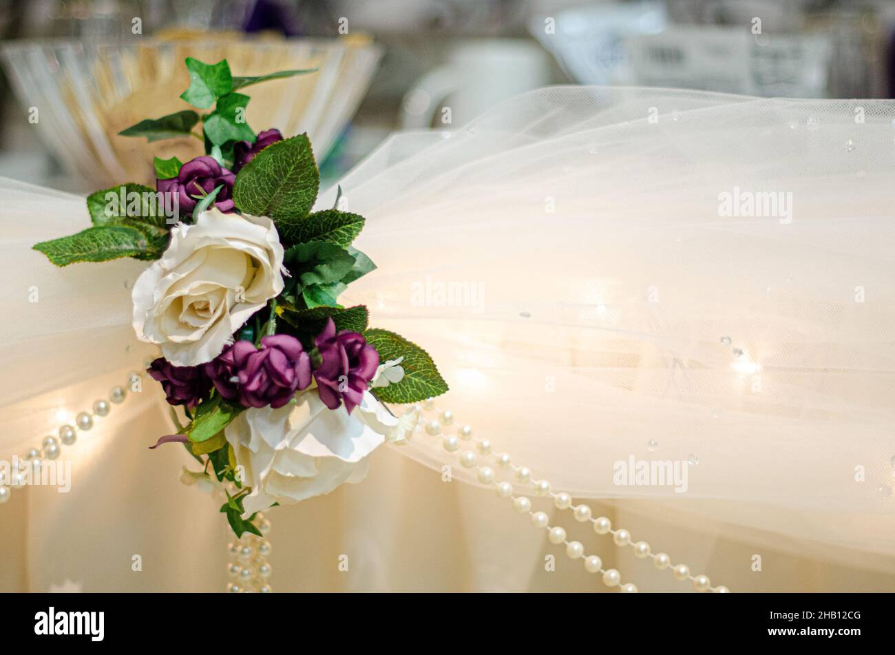 white rose table decor Stock Photo - Alamy