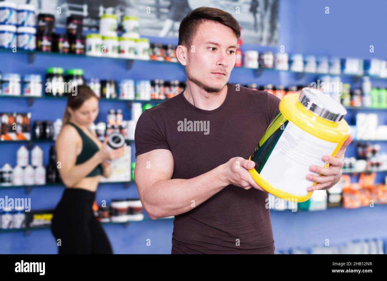 Reading food nutrition label hi-res stock photography and images - Alamy