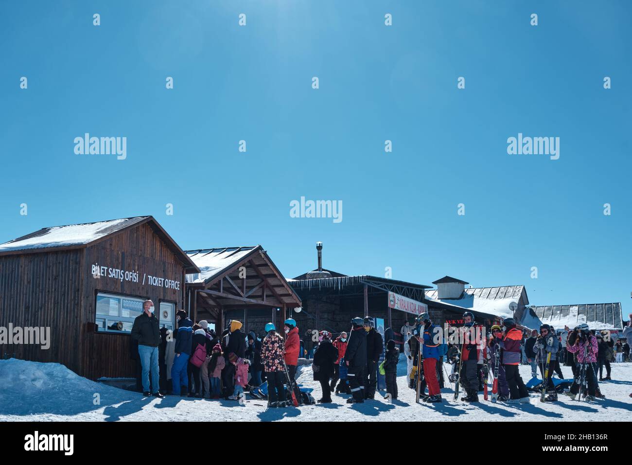 Ski pass queue hi-res stock photography and images - Alamy