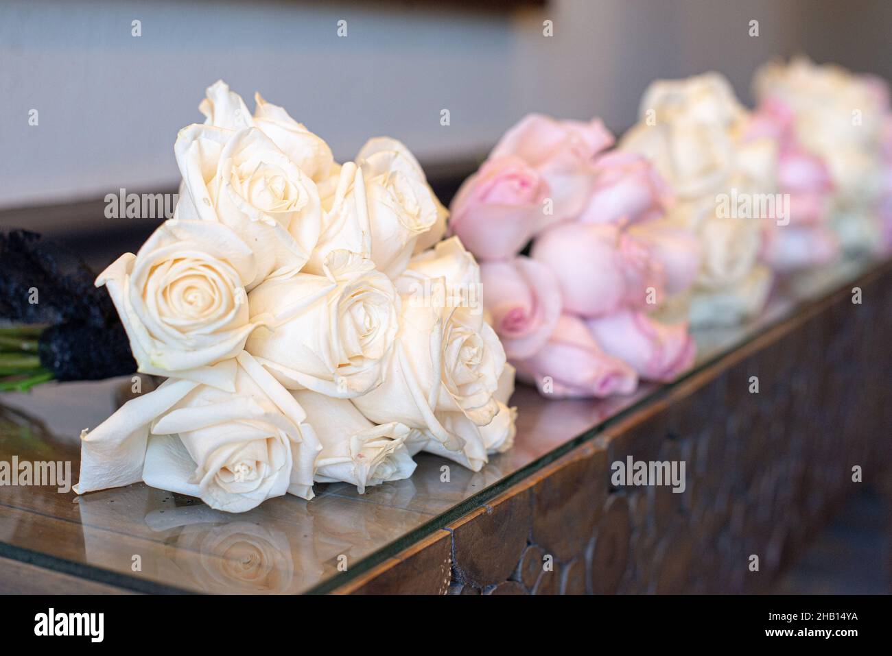 Roses bouquets hi-res stock photography and images - Alamy