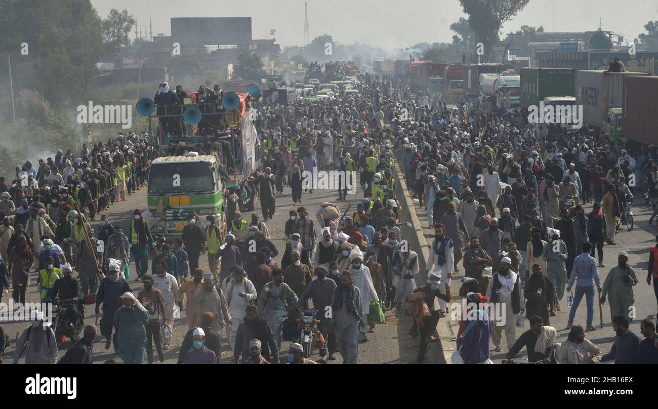 October 27, 2021, Lahore, Punjab, Pakistan: Pakistani supporters of ...