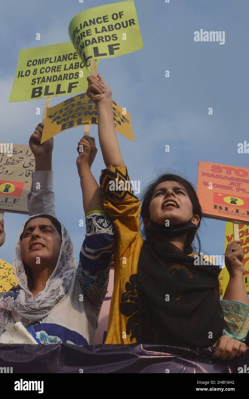 October 27, 2021, Lahore, Punjab, Pakistan: Pakistani supporters of ...