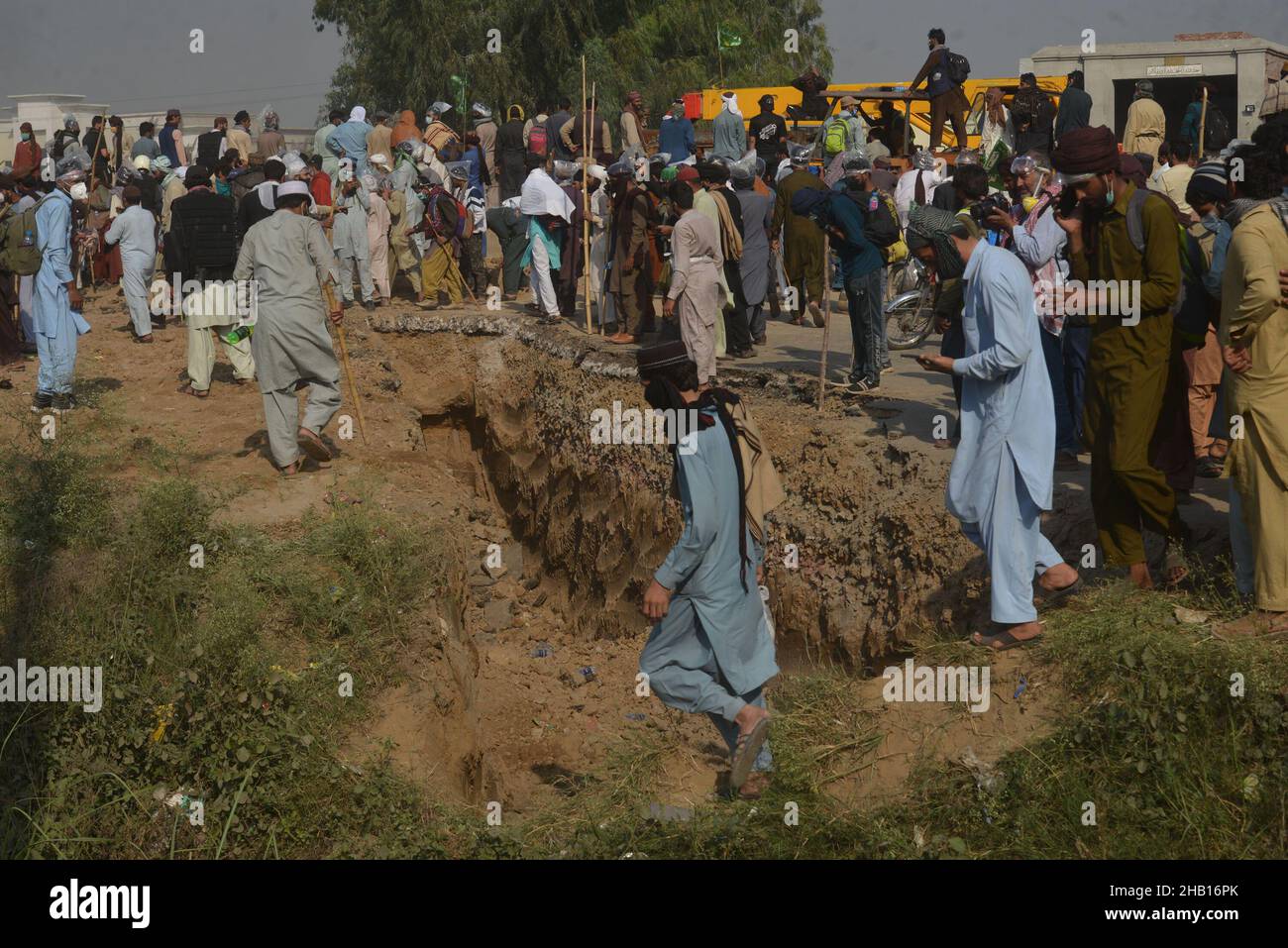 October 27, 2021, Lahore, Punjab, Pakistan: Pakistani supporters of ...