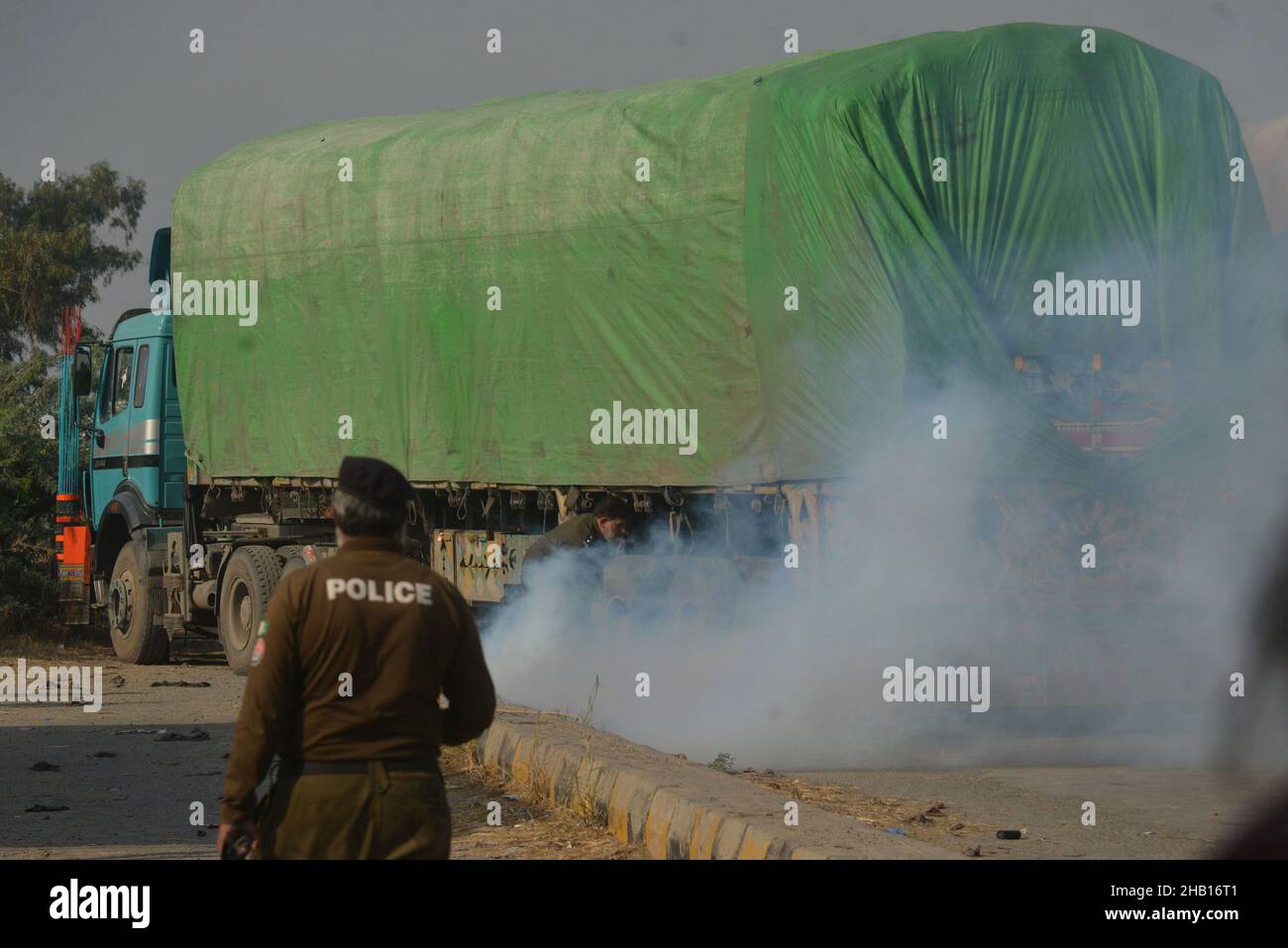 October 27, 2021, Lahore, Punjab, Pakistan: Pakistani supporters of ...