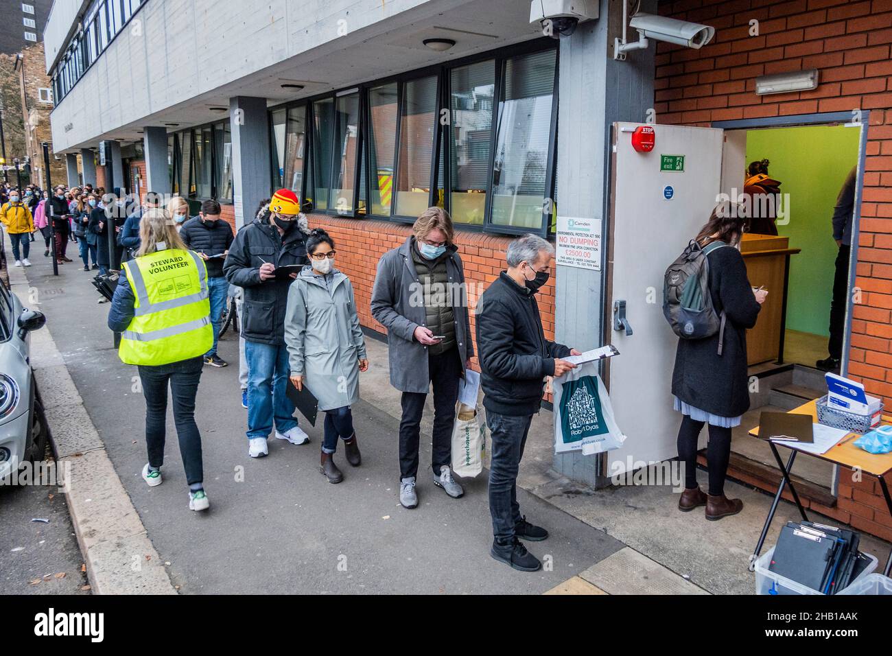 Walk in centre queue hi-res stock photography and images - Alamy