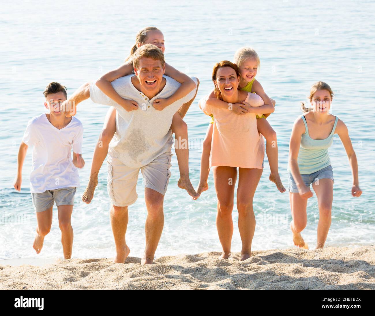 Parents carrying kids on shoulders hi-res stock photography and images ...