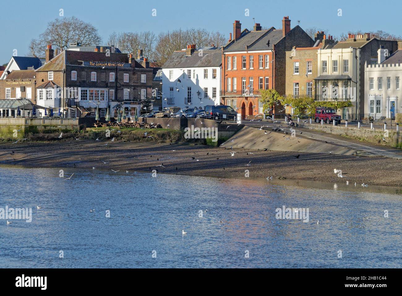 The riverside at Isleworth on a sunny winters day West London England ...
