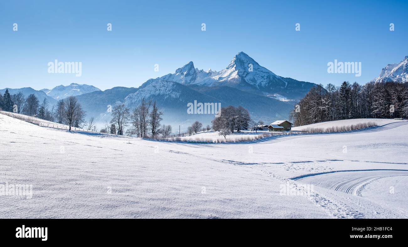 Idyllic winter landscape with farm and mountains, Berchtesgaden ...