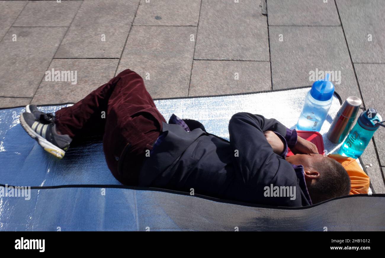 PEOPLE WAITING OUTSIDE THE TRAIN SATION Stock Photo - Alamy