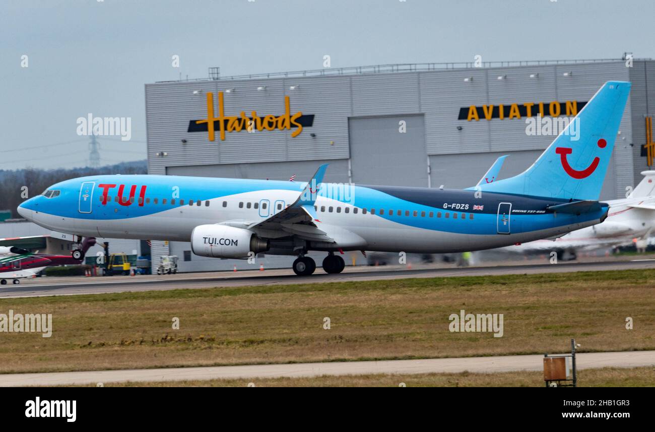 Tui boeing 737 800 hi-res stock photography and images - Alamy