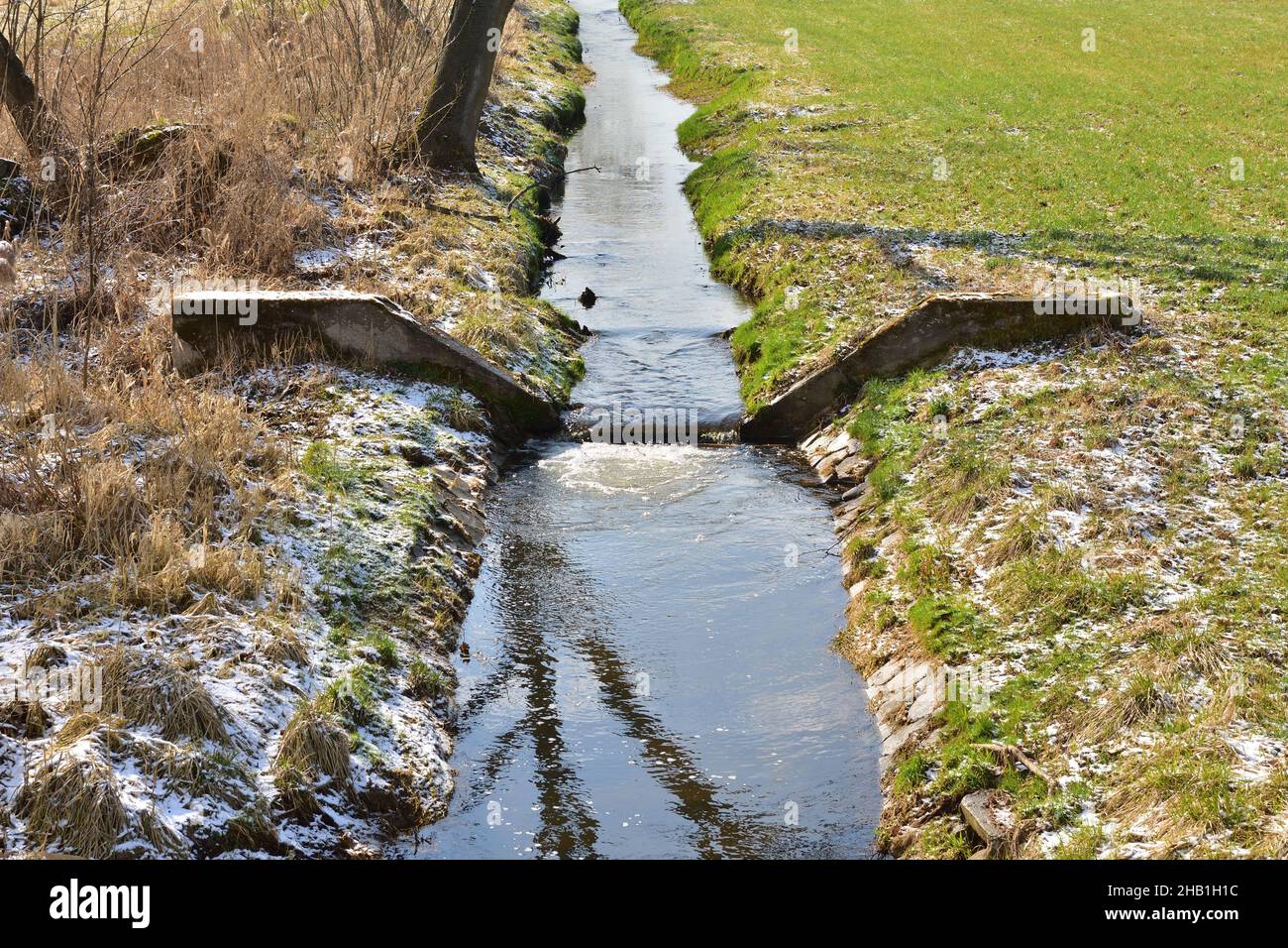 Water down dam river splashing hi-res stock photography and images - Alamy