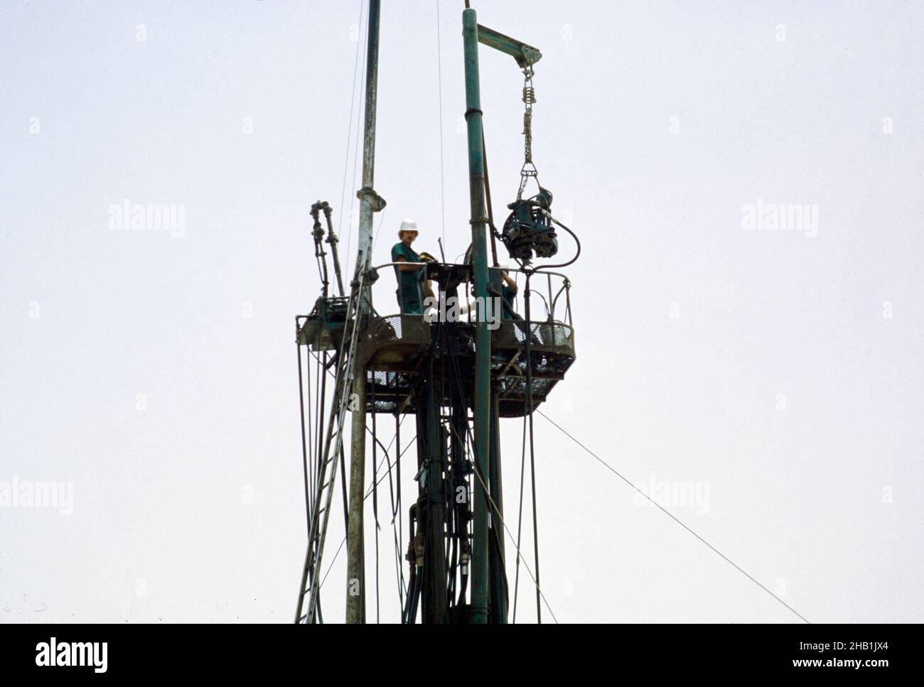 Arabian oil rig industry hi-res stock photography and images - Alamy