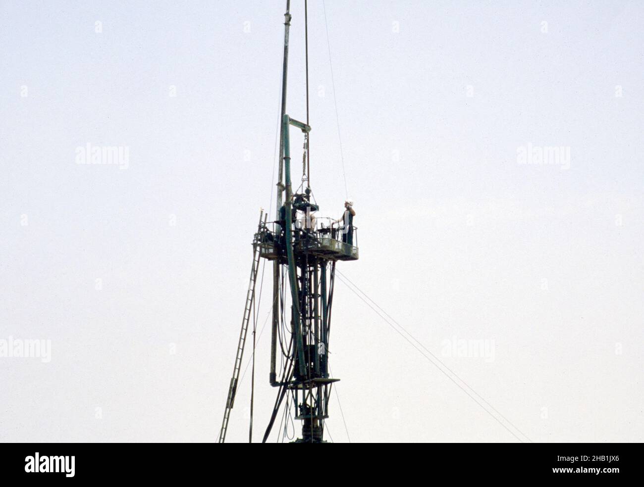 Arabian oil rig industry hi-res stock photography and images - Alamy