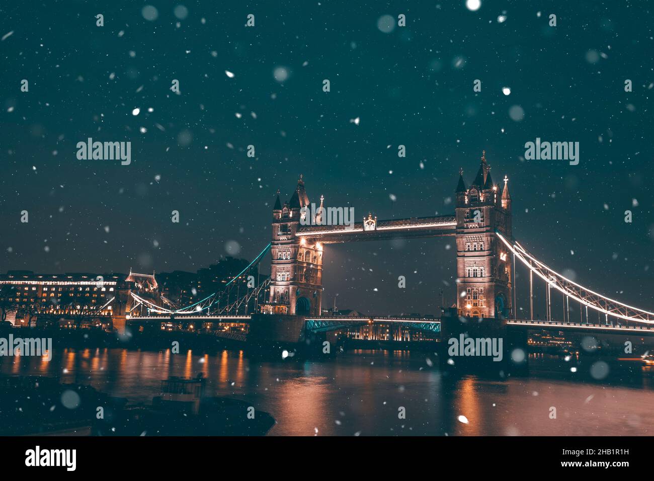 Snowing in London, UK - Winter in the city Stock Photo - Alamy