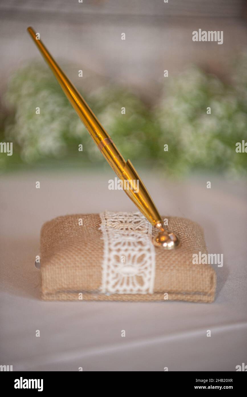 Black sign with gold writing hi-res stock photography and images - Alamy