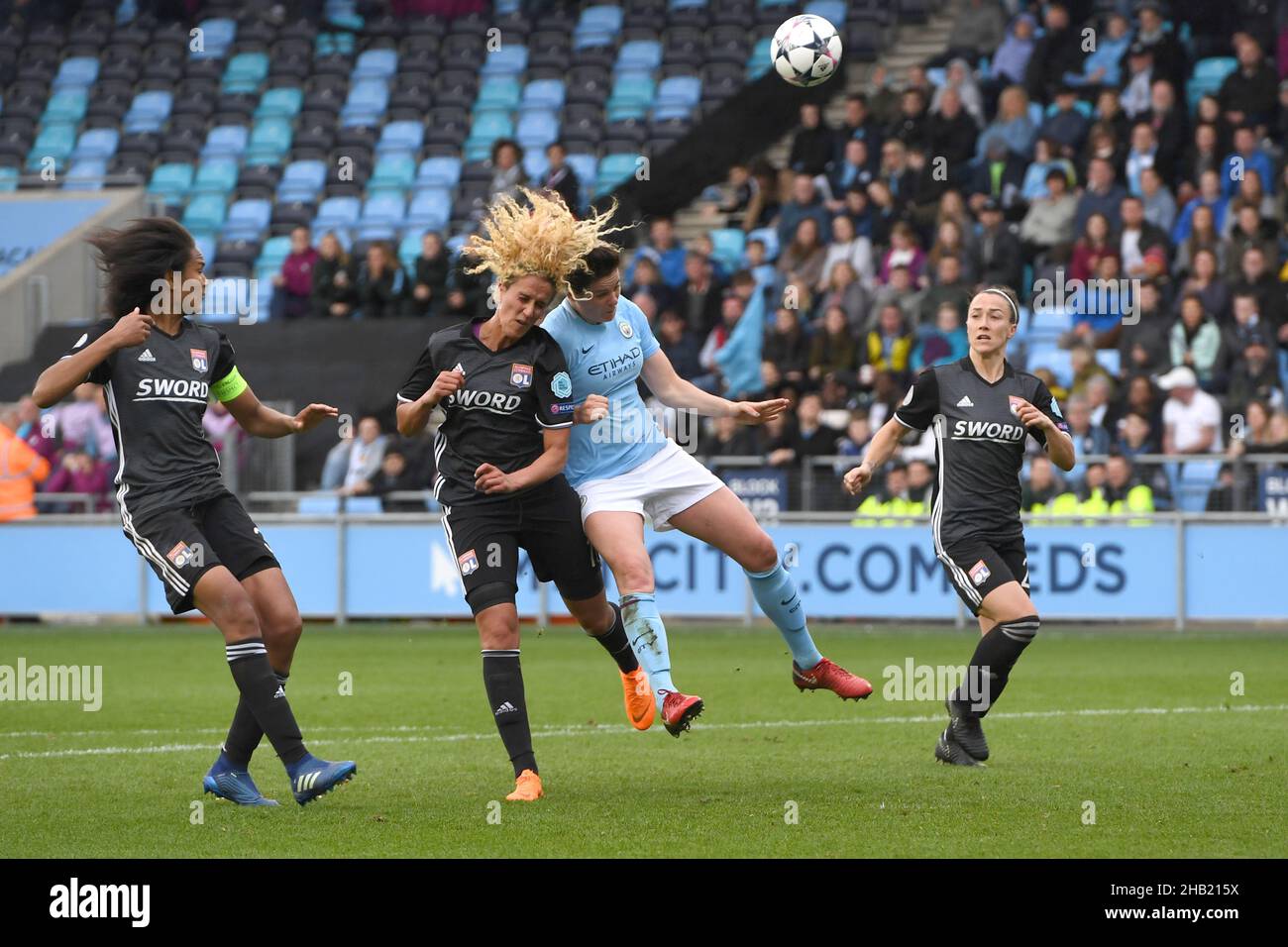 Manchester City’s Jennifer Beattie heads at goal Stock Photo - Alamy