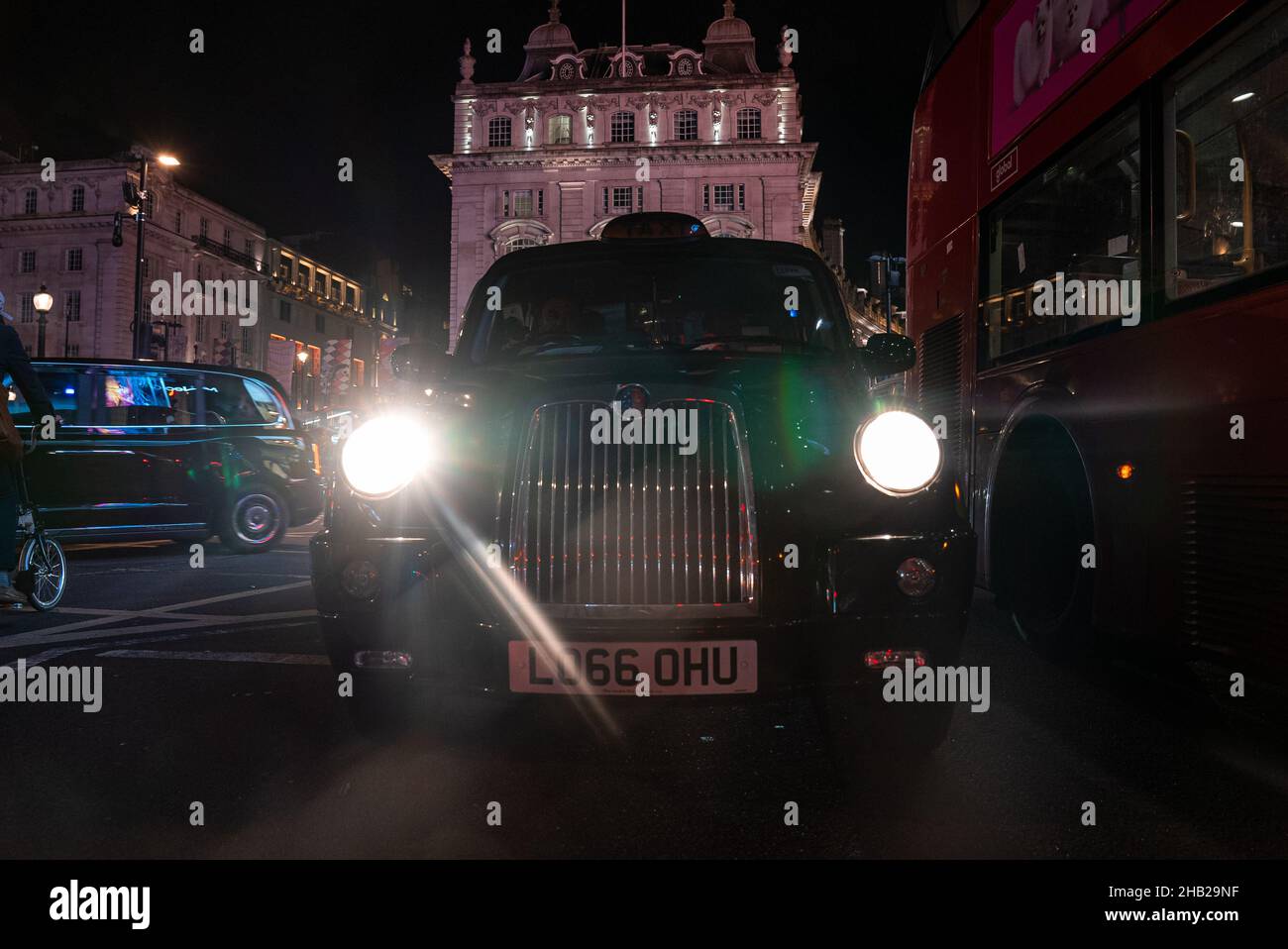 London cab front view. Classical taxi cab in London Stock Photo - Alamy