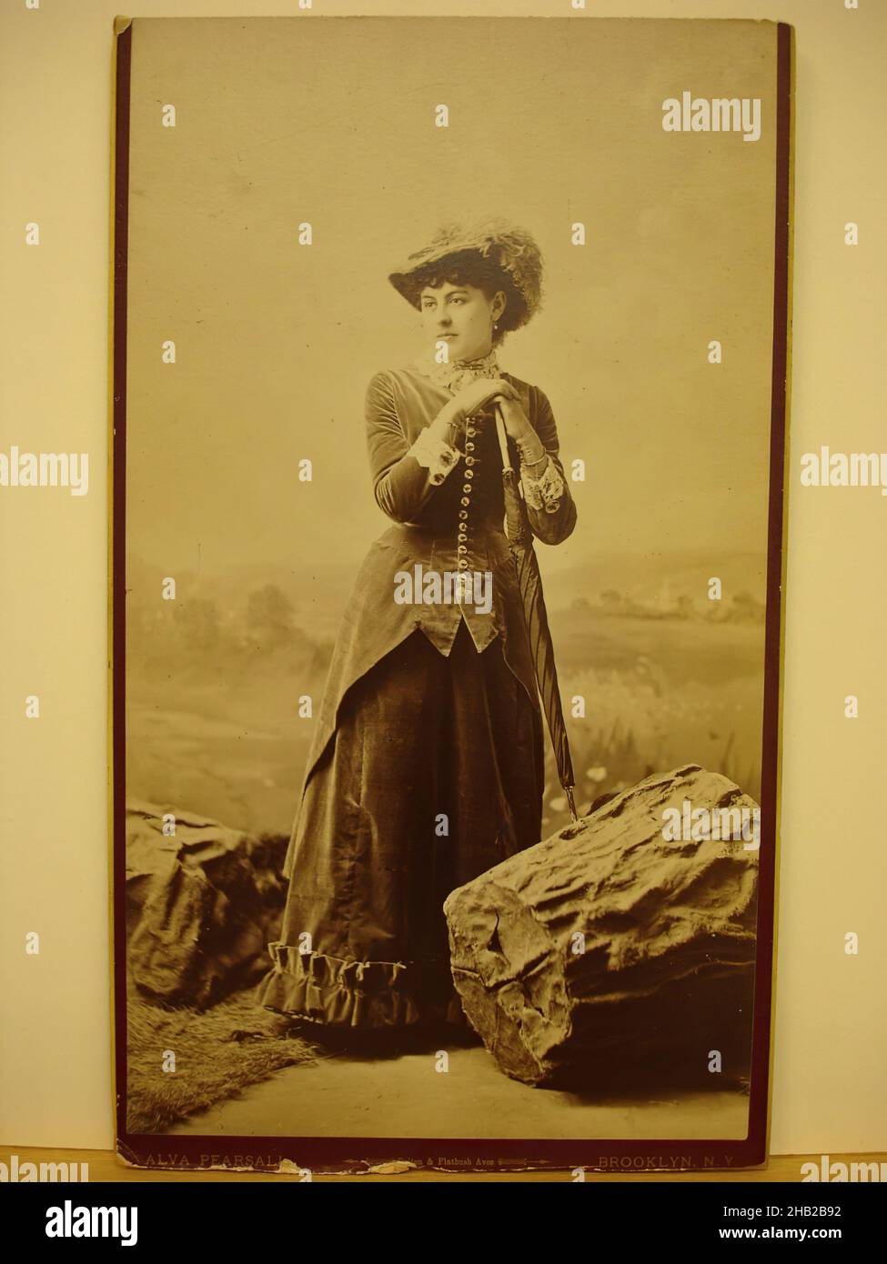 Victorian era woman hi-res stock photography and images - Alamy