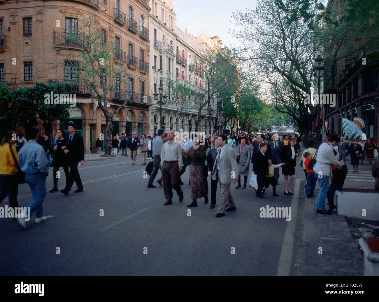 AVENIDA DE LA CONSTITUCION CON GENTE. Location: EXTERIOR. Sevilla ...