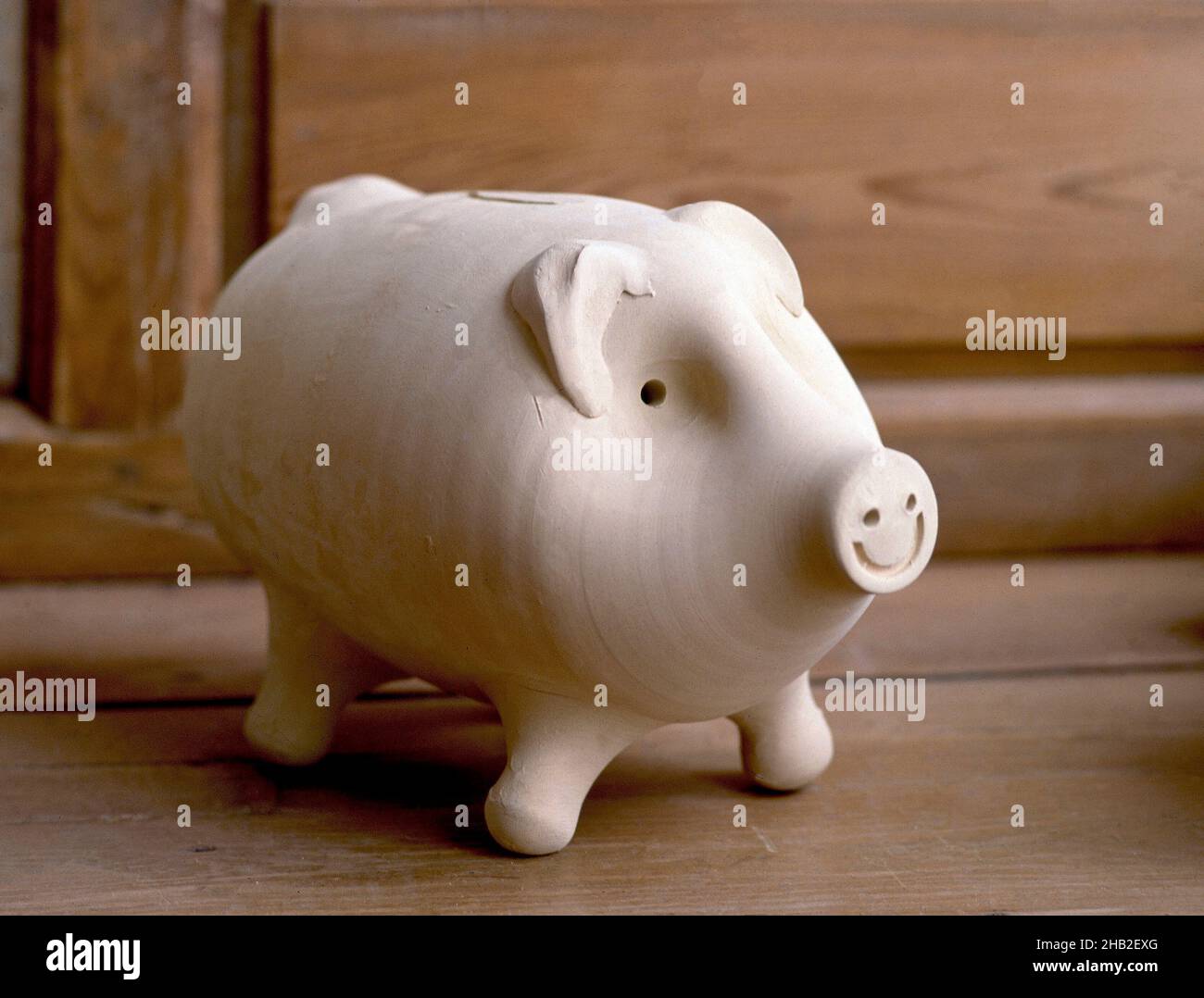 HUCHA CON FORMA DE CERDO-SIN VIDRIAR-ARTE POPULAR S XX. Location ...