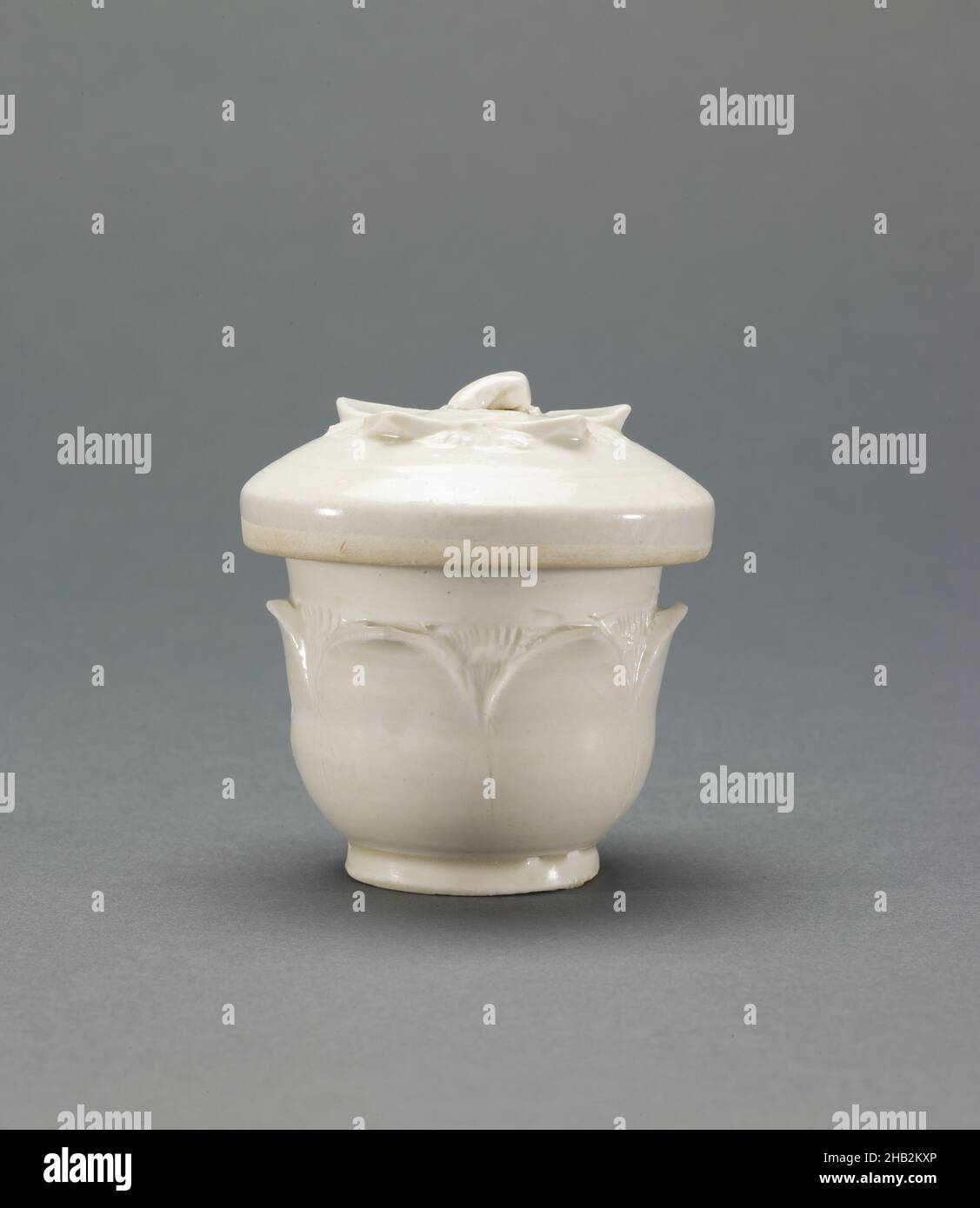 Xing ware porcelaneous stoneware hi-res stock photography and images ...