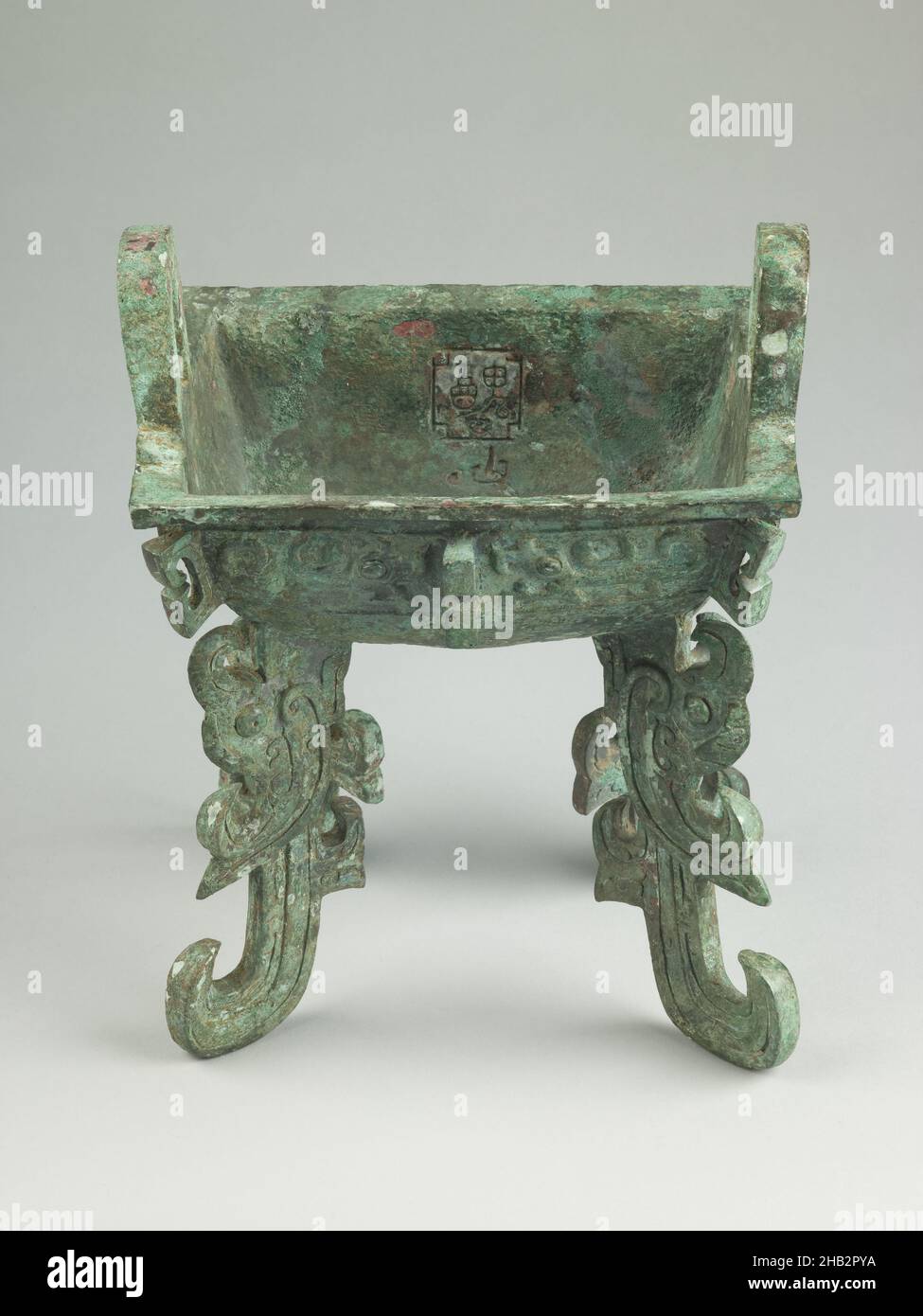 Bronze 'fang ding' vessel hi-res stock photography and images - Alamy