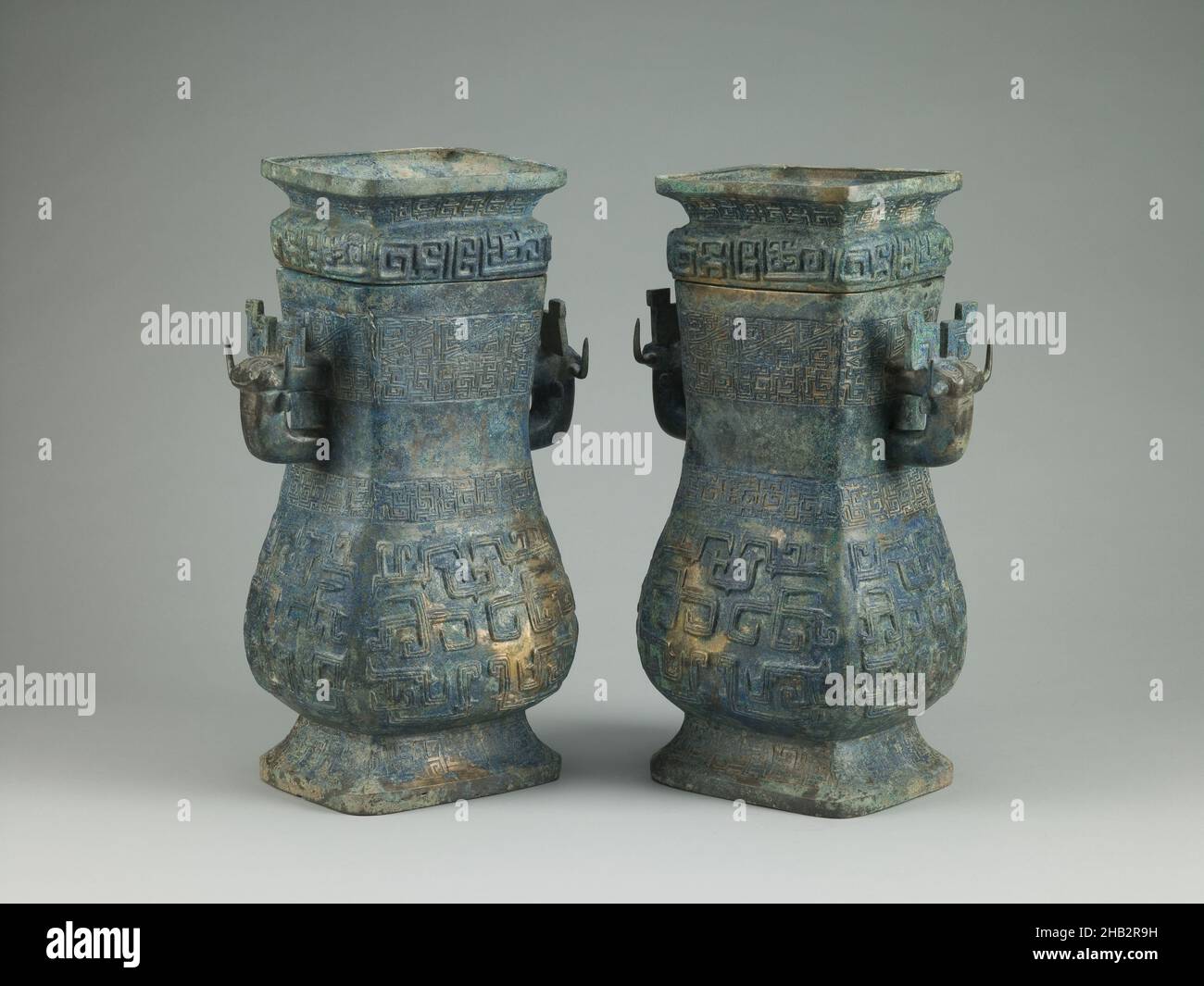 Interlaced chi dragons hi-res stock photography and images - Alamy