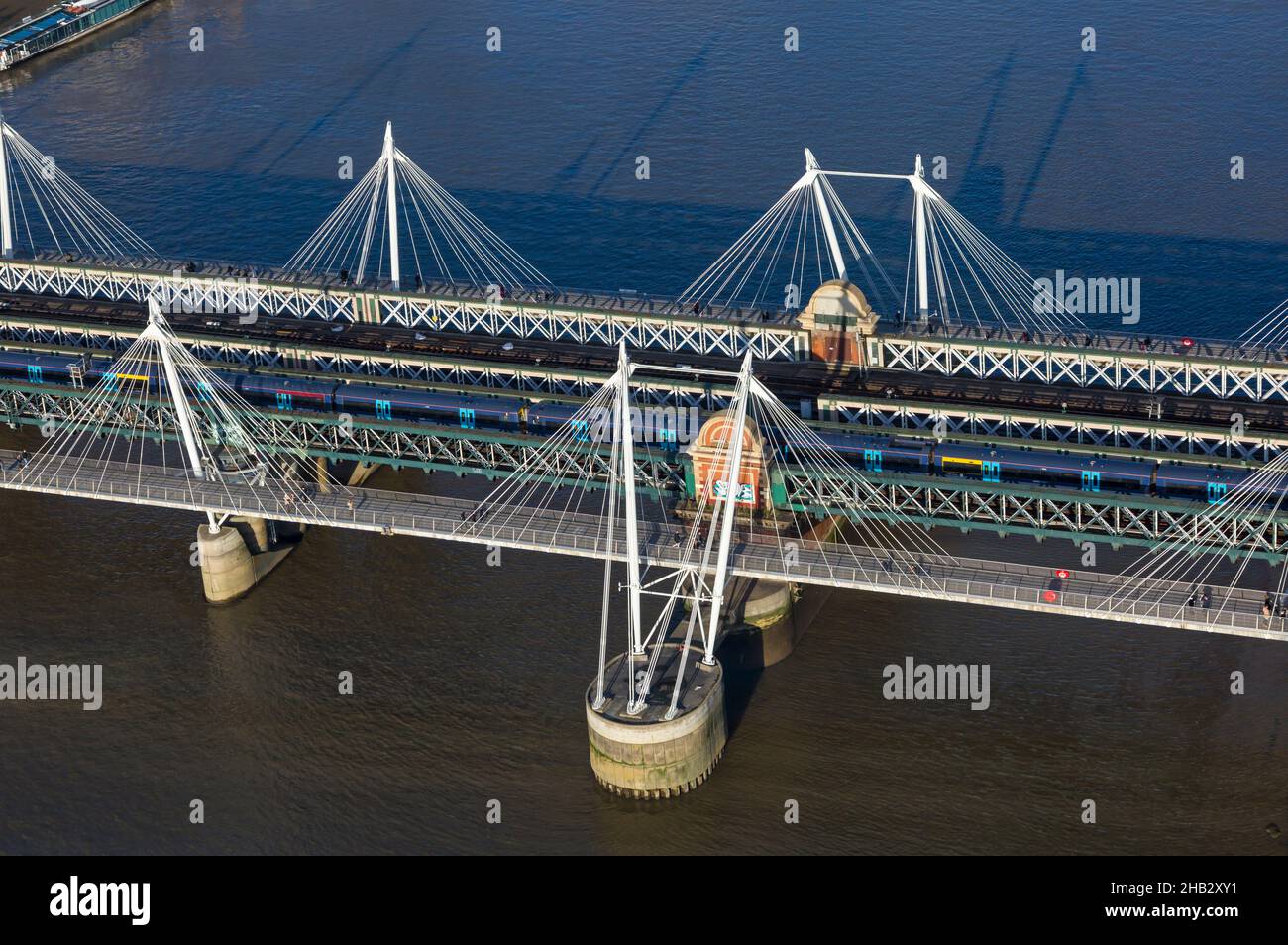 Hungerford pedestrian bridge london eye hi-res stock photography and ...