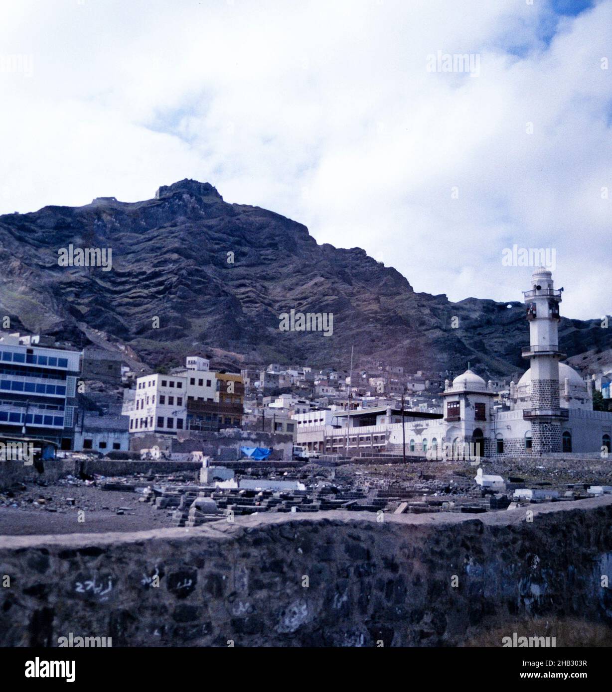 City of Aden, Yemen, 1998 cemetery graveyard and mosque Stock Photo - Alamy