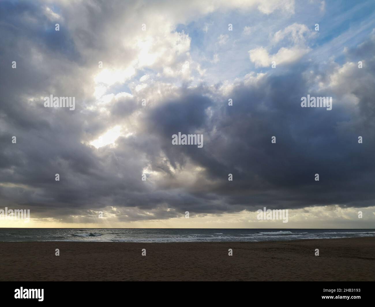 Dramatric sky sea hi-res stock photography and images - Alamy