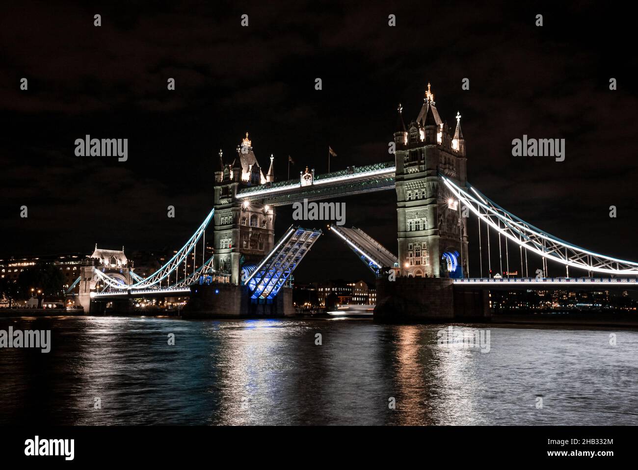 Illuminated tower bridge hi-res stock photography and images - Alamy