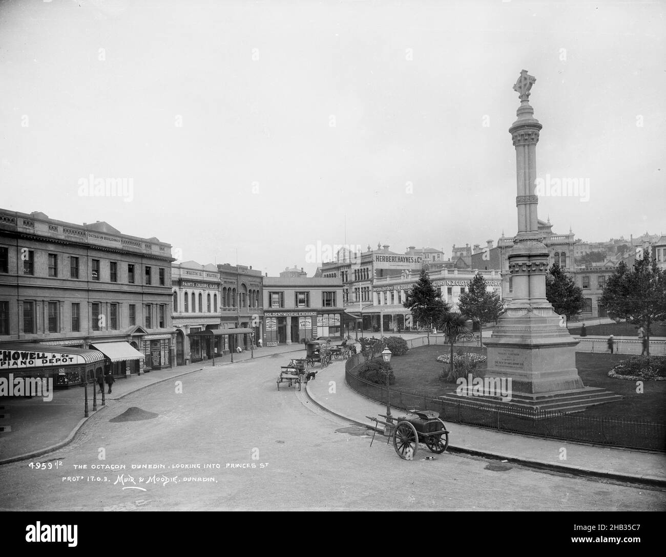 Ground floor shop octagon building hi-res stock photography and images ...