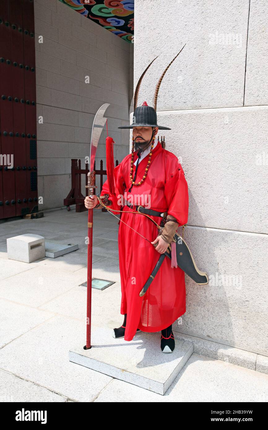 Palace guard at the royal palace gyeongbokgung hi-res stock photography ...