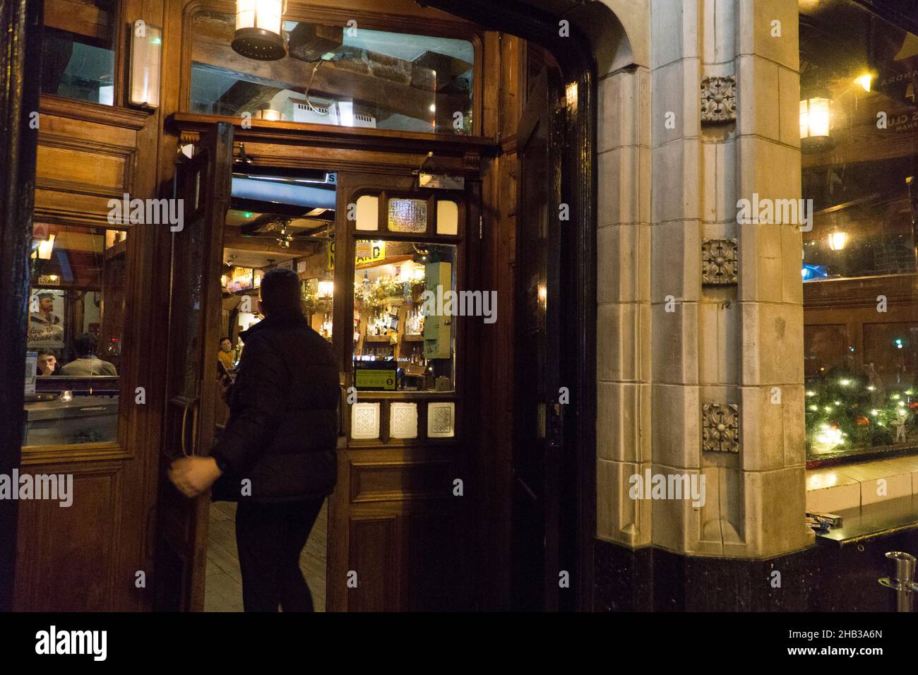 The alexandra pub hi-res stock photography and images - Alamy