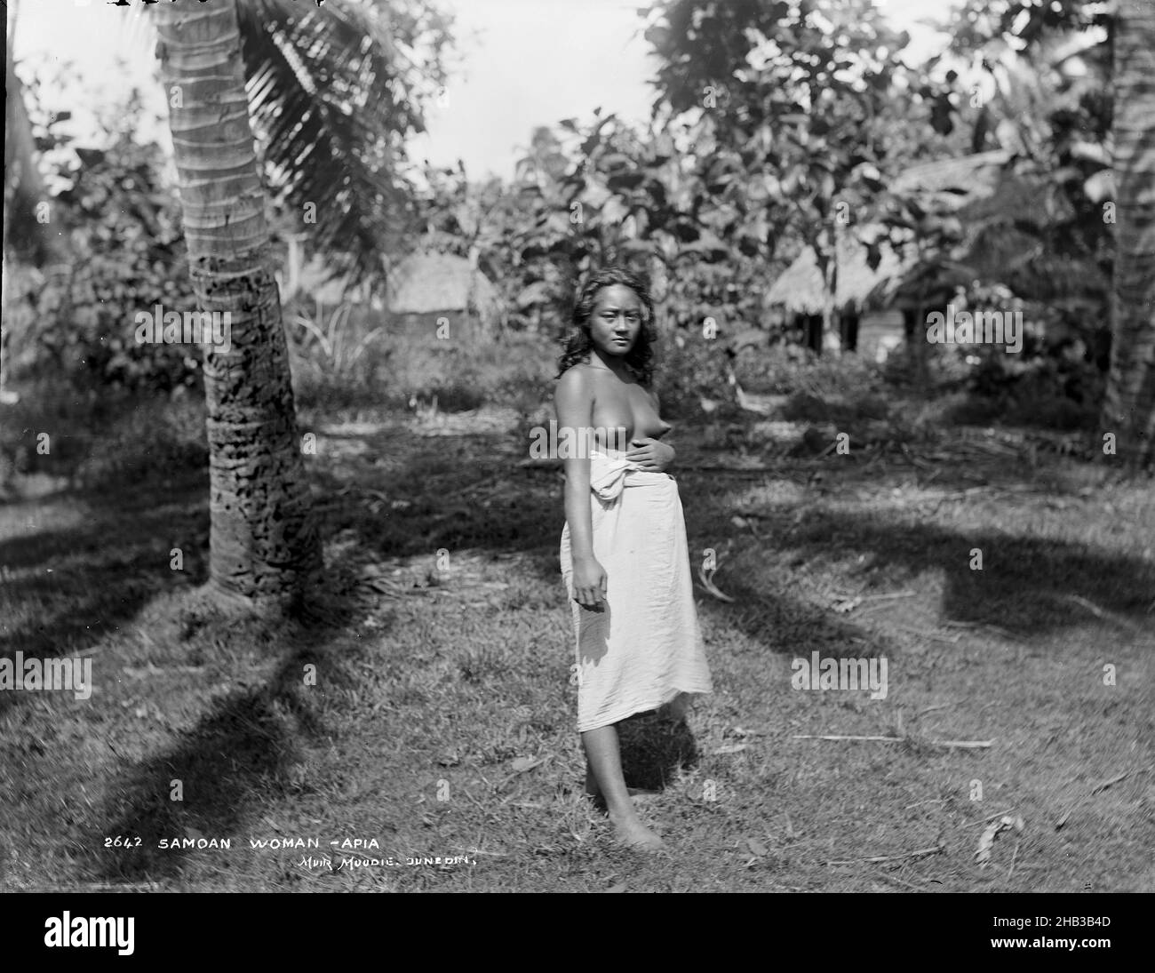 Samoan woman standing Black and White Stock Photos & Images - Alamy